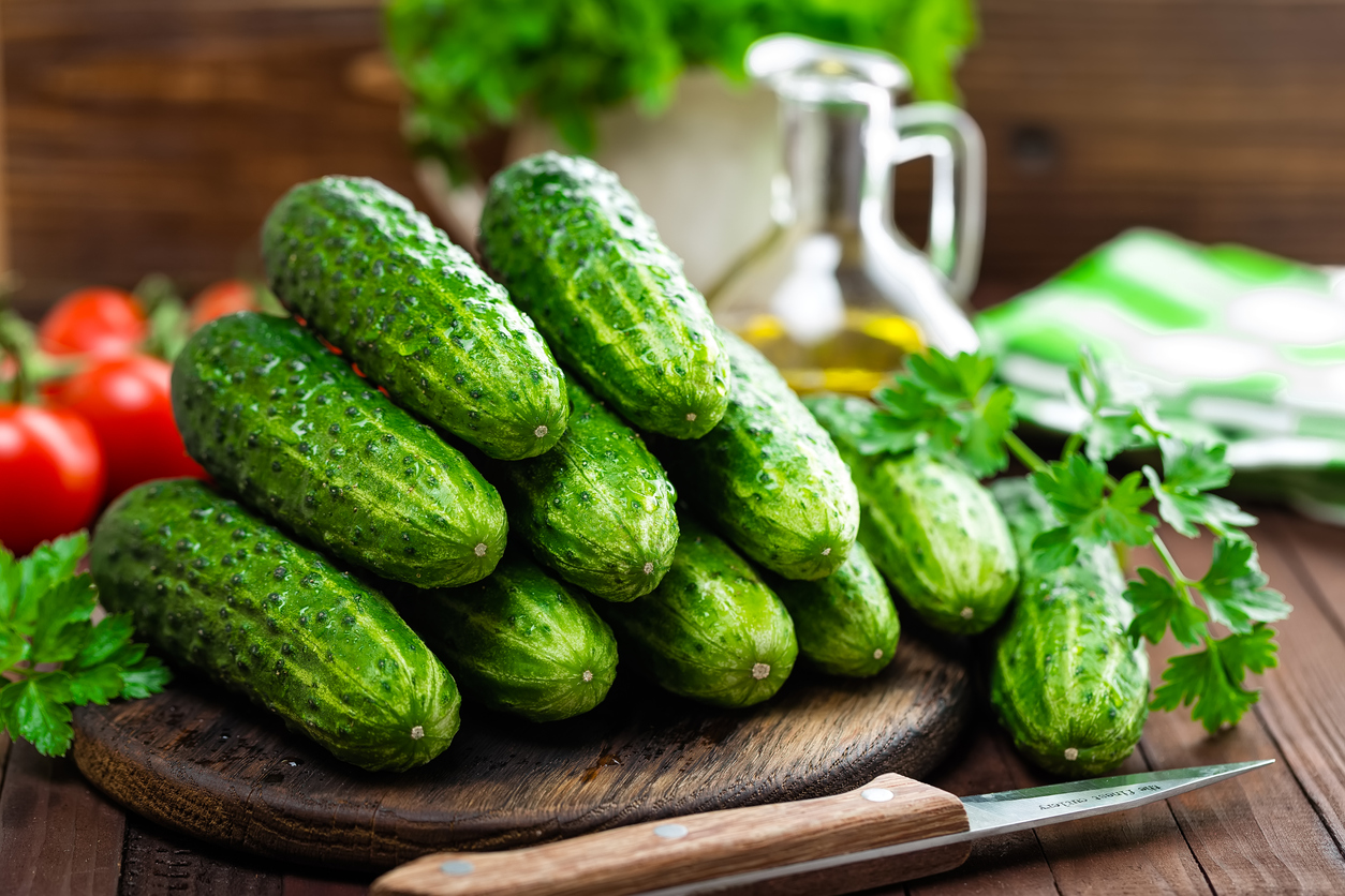 Jūs irgi taip manėte? Daržovių žinovė paaiškino, ar reikia lupti agurkų ...