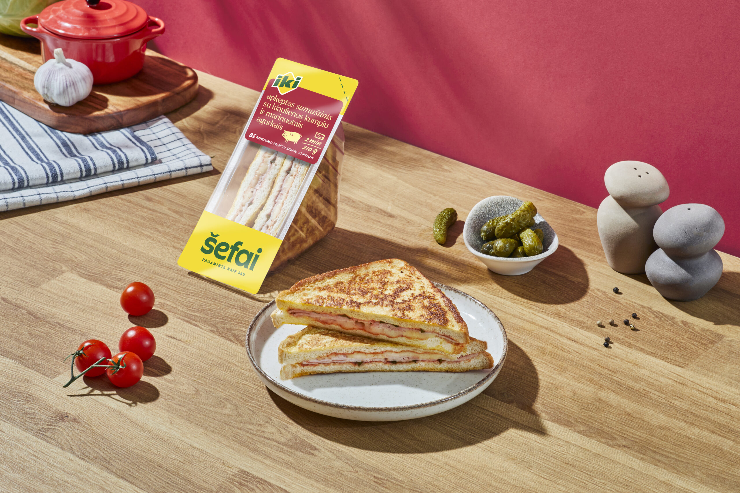 Apkeptas sumuštinis su kiaulienos kumpiu ir marinuotais agurkėliais ...